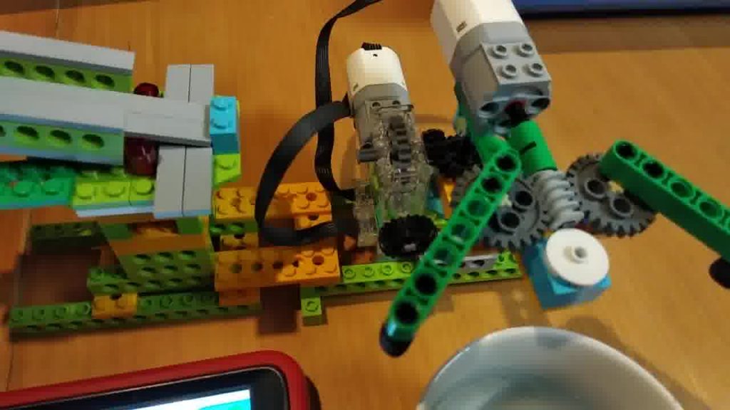 Lego Wedo2 – Grab and lift (δαγκάνα) – Τ.Π.Ε. με μια κυρία των Υπολογιστών