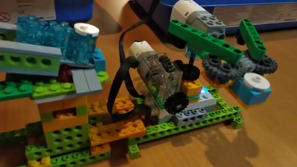 Lego Wedo2 – Grab and lift (δαγκάνα) – Τ.Π.Ε. με μια κυρία των Υπολογιστών