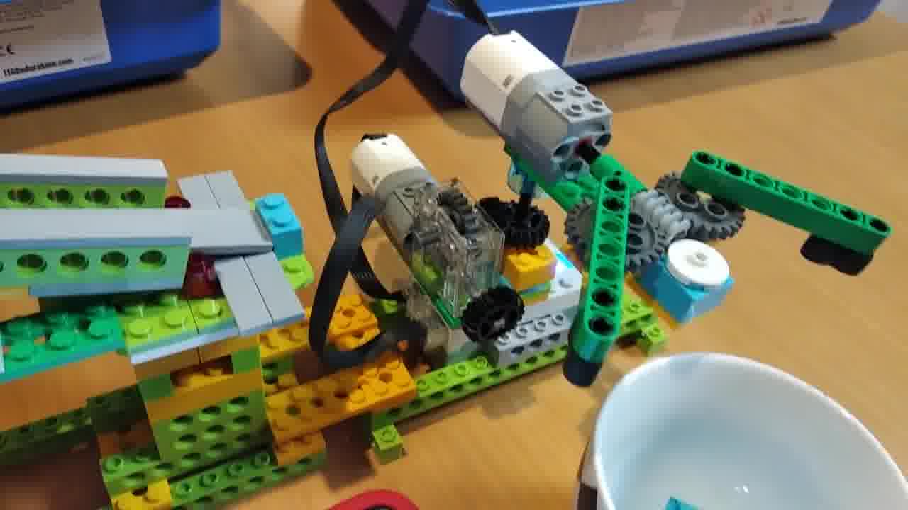 Lego Wedo2 – Grab and lift (δαγκάνα) – Τ.Π.Ε. με μια κυρία των Υπολογιστών